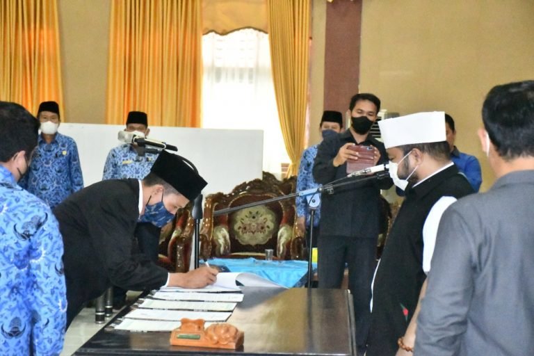 Resmi Dilantik, Direktur dan Wadir BLUD Diminta Optimalkan Kembali ... Resmi Dilantik, Direktur dan Wadir BLUD Diminta Optimalkan Kembali ...